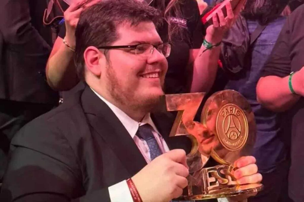 Influencer Casimiro gasta fortuna em leilão por troféu de Messi e choca ...