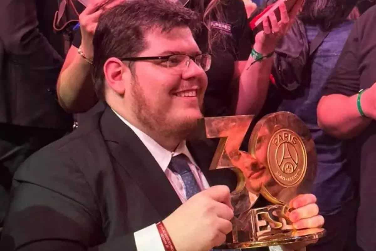 Influencer Casimiro gasta fortuna em leilão por troféu de Messi e choca ...