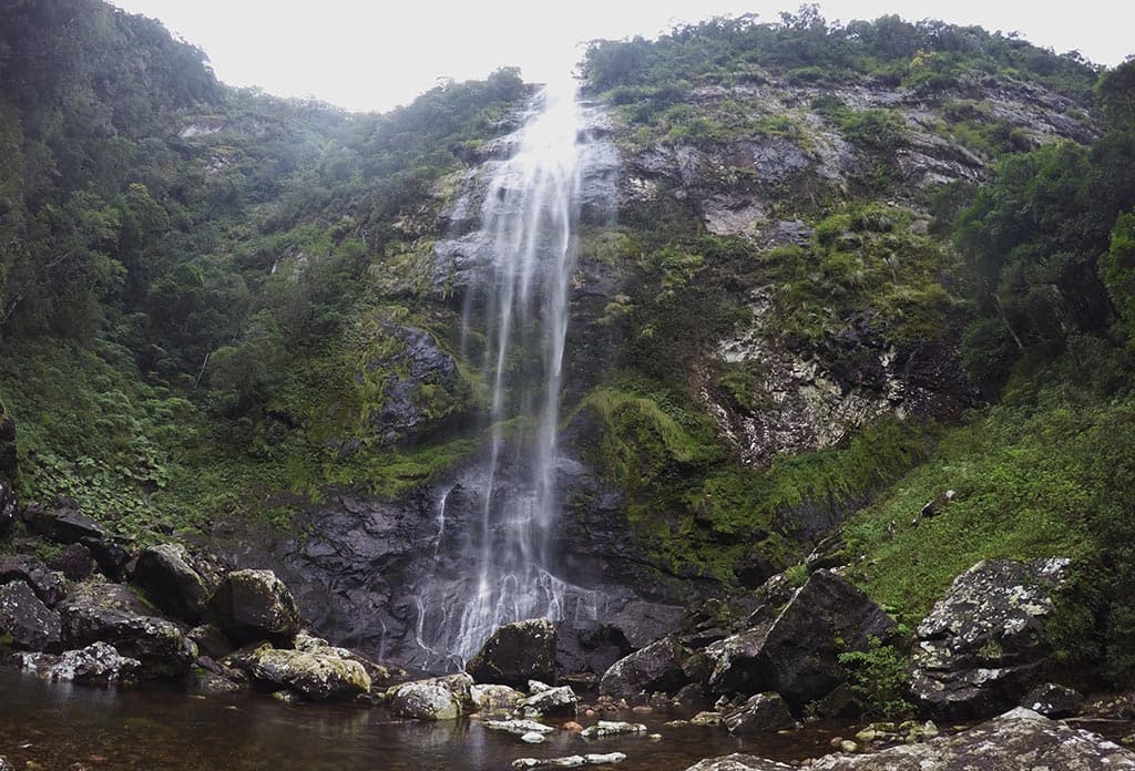Nascente de um dos rios mais famosos do RS é uma cachoeira incrível ...